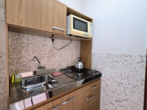 Apartamento Superior, pátio, Vista para a cidade | Cozinha privada | Um micro-ondas, utensílios de cozinha, Produtos de limpeza 