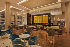 5 bares/lounges, 2 bares junto à piscina 