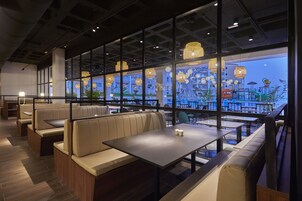 5 restaurantes, pequenos-almoços servidos, cozinha internacional 