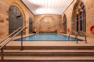 Piscina interior, uma piscina aquecida