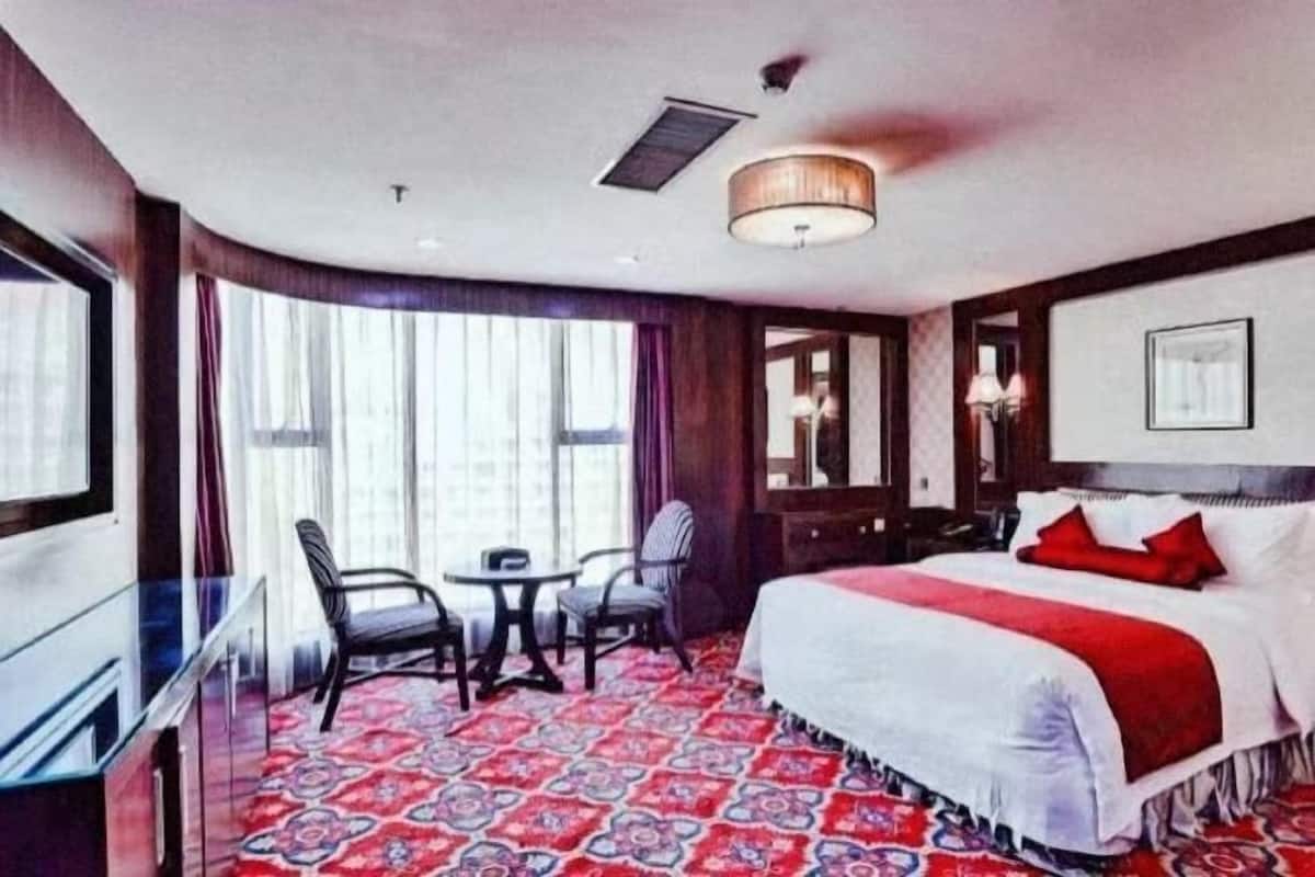 Minibar, cofre no quarto, secretária, cortinas/cortinados opacos