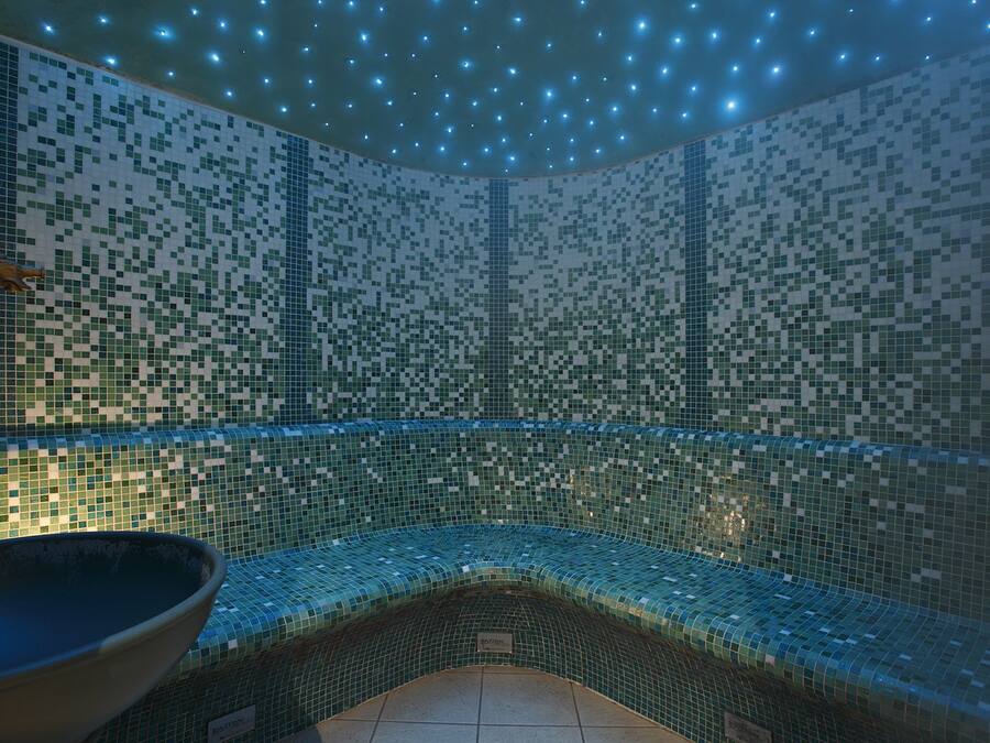 Sauna, hammam, salas para massagens/tratamentos