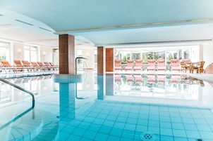 Piscina interior, espreguiçadeiras