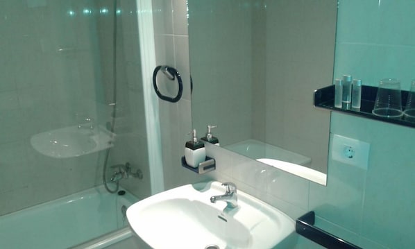 Quarto Duplo | Casa de banho | Uma combinação polibã/banheira, um bidé, toalhas fornecidas