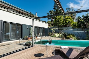 Piscina externa sazonal, espreguiçadeiras