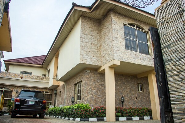 Tivoli Residence & Bar - Lagos