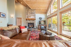 Glass Mountain Lodge | Private Hot Tub - McHenry | Vrbo