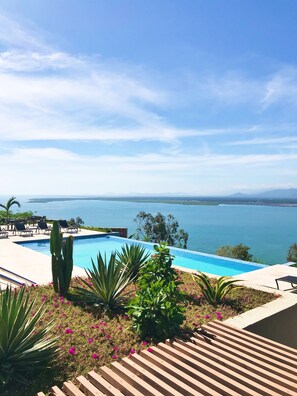 Piscina externa, espreguiçadeiras
