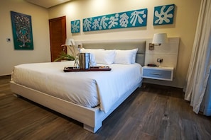 Quarto superior, 1 cama King, terraço, vista para a cidade | Cofres nos quartos, escrivaninha, ferros/tábuas de passar roupa