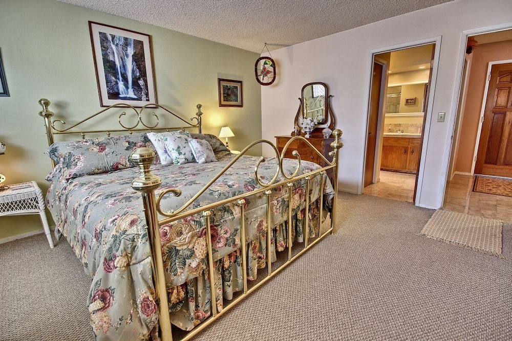 Enjoy Fabulous Views At This Rental On Happy Hill! Pet-friendly Too! - San Simeon, CA