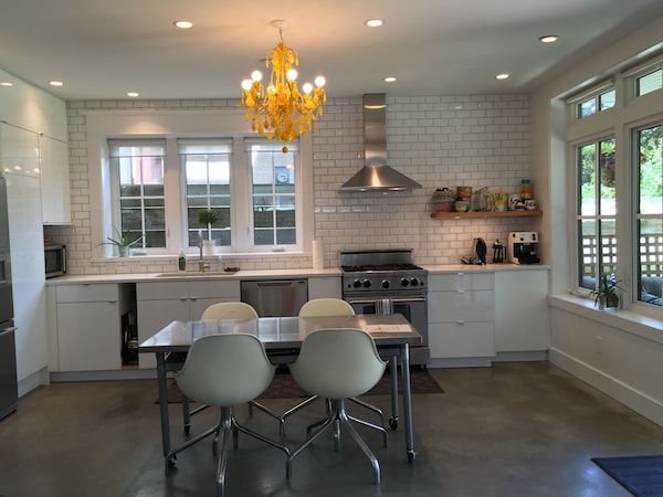 Lakeside Suite On The Park In A Classic Vancouver Bungalow - Vancouver