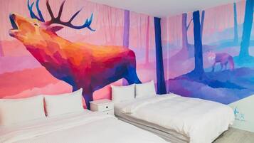 Quarto com uma cama grande, duas mesas de cabeceira e um mural na parede com um veado e uma floresta.