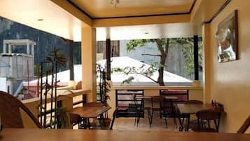 Pequenos-almoços, almoços, jantares servidos, cozinha filipina