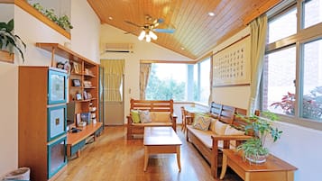 Casa, 5 quartos, vista para o pátio | Sala de estar | Televisor LCD