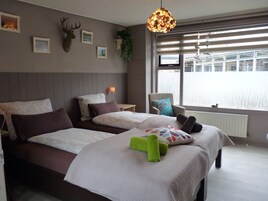 Quarto duplo standard | Roupas de cama premium, frigobar, individualmente decorados