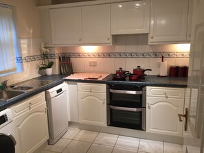 Apartamento, 2 quartos, acessível, no rés do chão | Cozinha privada | Um frigorífico, um forno, uma máquina de lavar louça 