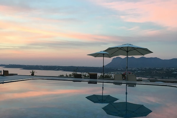 Piscina exterior sazonal, guarda-sóis, espreguiçadeiras