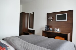 Cofres nos quartos, escrivaninha, Wi-Fi de cortesia, roupa de cama