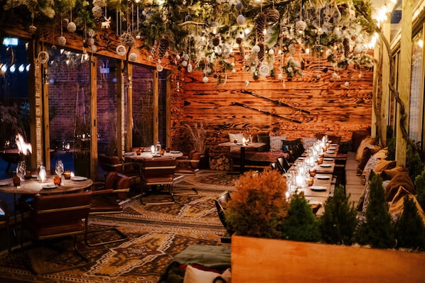 2 restaurantes, cozinha local e internacional