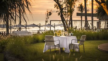 Pequenos-almoços, almoços, jantares servidos, com vista para a praia