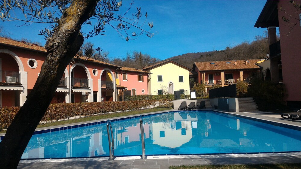 Apartamento De 2 Pisos Con Terraza Y Piscina (Wi-fi Y Aire Acondicionado. Incluido) - Garda
