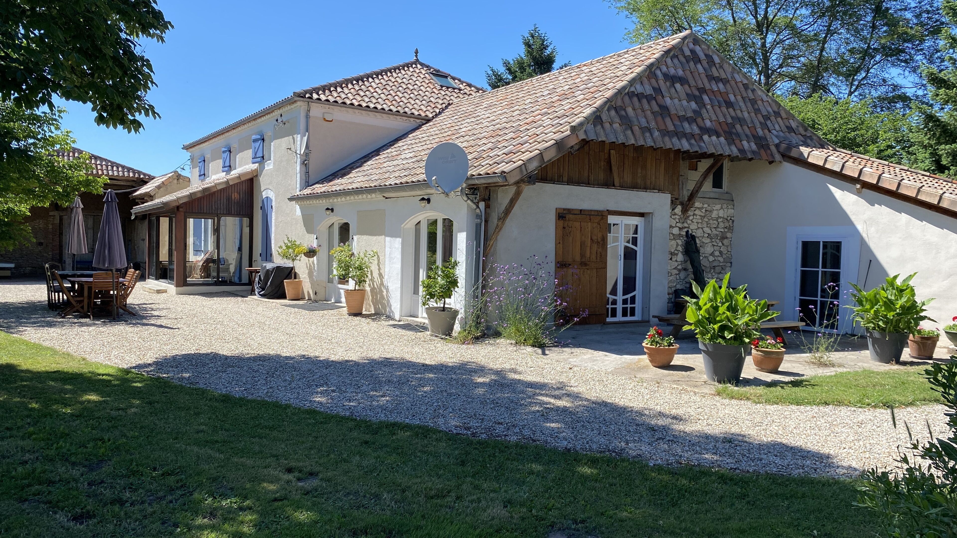 Spend a holiday in a completely renovated castle! - Monflanquin | Vrbo