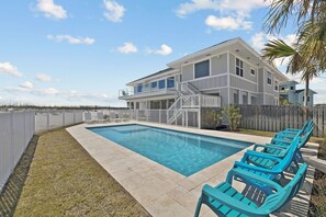 Beautifully renovated and professionally decorated -NEW POOL ...