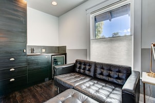 Quarto, 1 cama King, geladeira, no canto | Área de estar | TV de tela plana, Netflix, Hulu, serviços de streaming