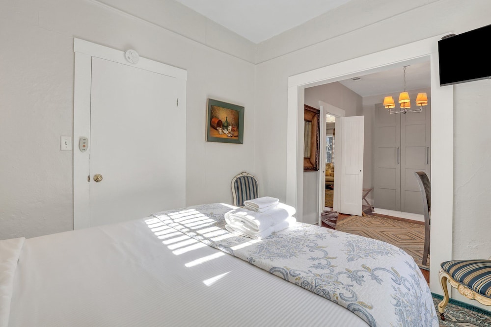Cool Designer Cottage On Jones W/ Courtyard & Parking By Lucky Savannah - Savannah