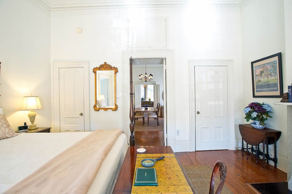 Stay Above Mrs. Wilkes Restaurant W/ King, Lunch Included By Lucky Savannah - Savannah, GA