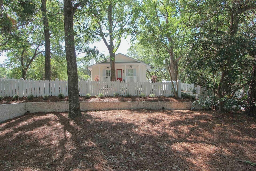 Tucked In Among Trees, Get Away In This Charming Home Short Walk To The Beach - Isle of Palms, SC