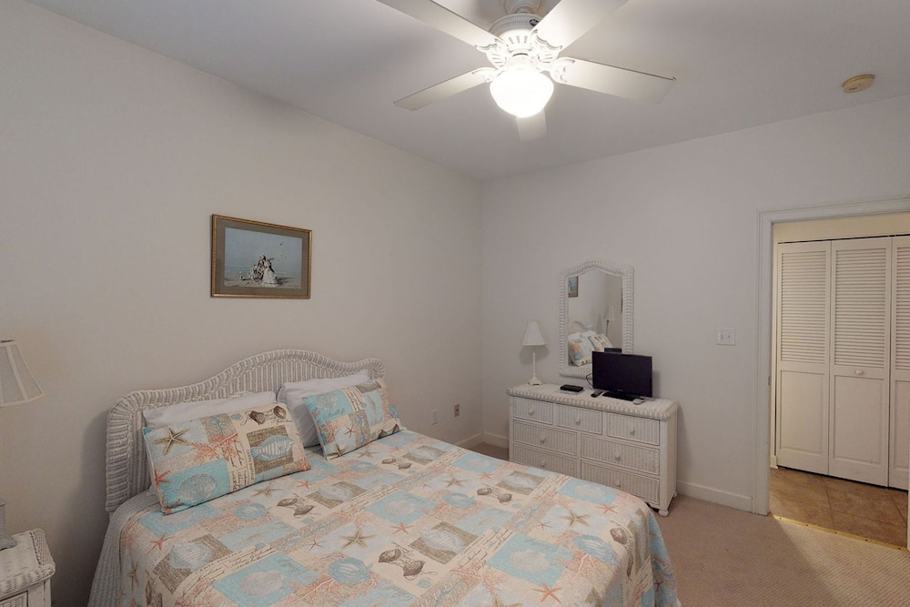 Spacious Pet-friendly Home Just A Short Walk To The Beach With A Screen Porch - Isle of Palms, SC