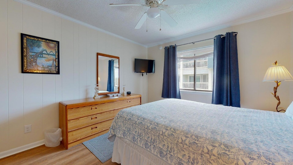 Classic Condo Steps From The Water - Isle of Palms, SC