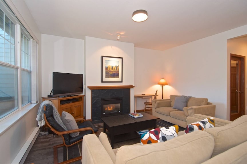 Great Family Townhome In Quiet Blueberry Hills! 1.5 Miles From Village + Life With Mountain Views. - British Columbia