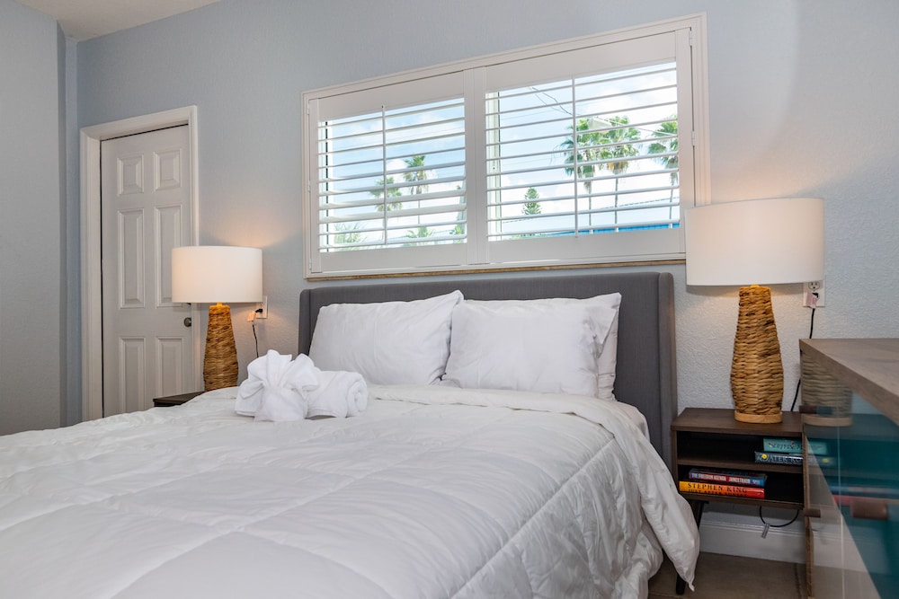 Beach House 1 Beach Front Panoramic Sunset Views Screened Lanai - Anna Maria Island, FL