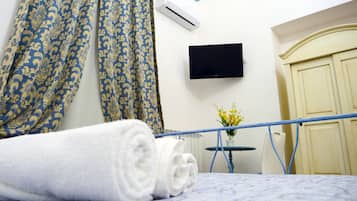 Quarto casal luxo | Roupas de cama premium, escrivaninha, Wi-Fi de cortesia
