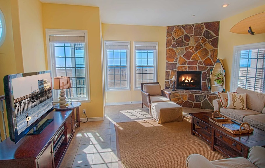 A Beach Beauty, This Exceptional Upper Unit Is Beaming With Balboa Beach Charm! - Irvine, CA