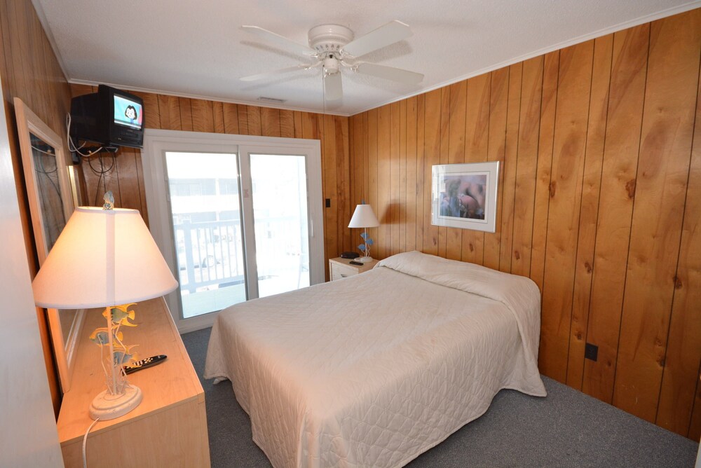 Adorable Et Spacieuse Maison De Ville De 4 Chambres Avec Wi-fi Gratuit, Un Quai Pour Bateaux Et Une Vue Fabuleuse Sur La Baie Située Dans Le Centre-ville Au Bord De L’eau De La Baie! - Ocean City, MD