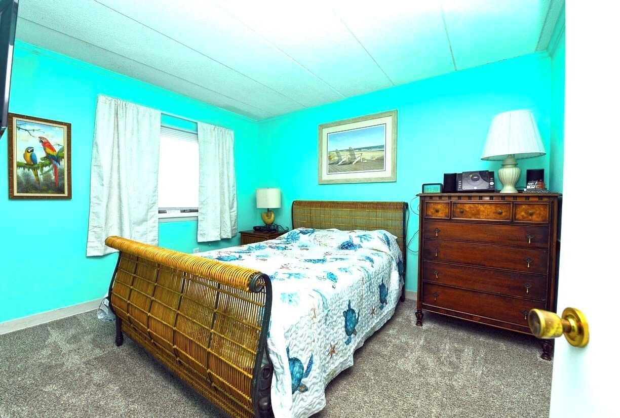 Spacious, Comfy 2 Bedroom Condo With Free Wifi And A Wide Balcony Located Midtown On The Ocean Block Just A Short Walk To The Beach! - Ocean City, MD