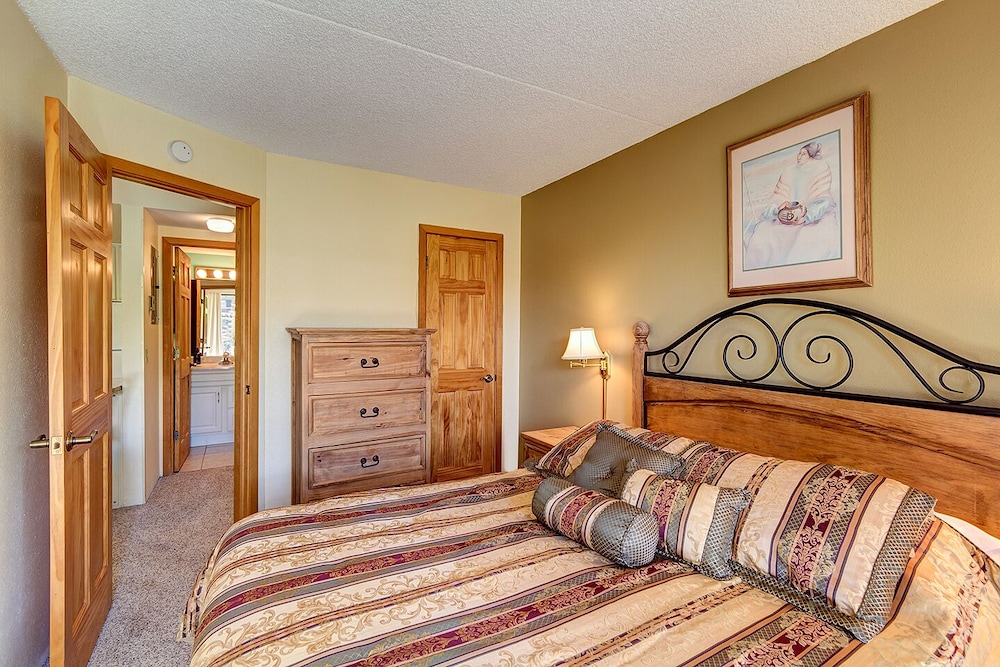 Located Downtown Breckenridge - 1 Block From Main St! Pool, Hot Tub Access! - 브레켄리지
