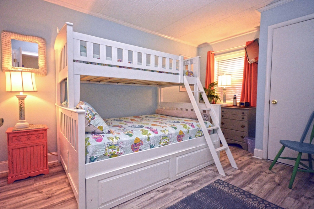Spacious, Comfortable 2 Bedroom Oceanfront Condo Great For Families With Kids; Has Free Wifi And Fantastic Ocean View Located Midtown Just Steps To The Beach! - Ocean City, MD