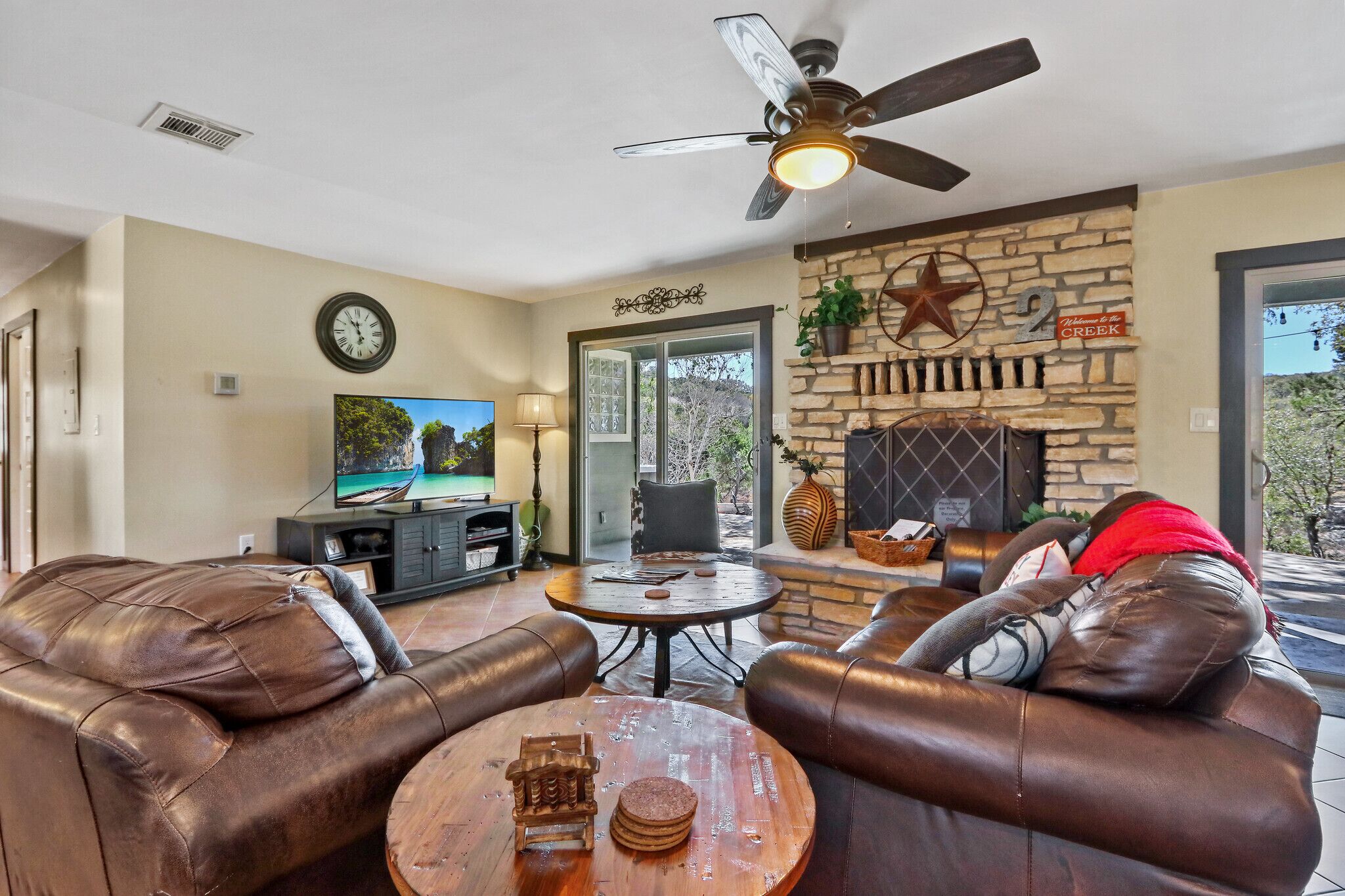 3 Bedroom/3 Bath Home Overlooking 2 Creeks With Hot Tub And Fire Pit! - San Marcos, TX