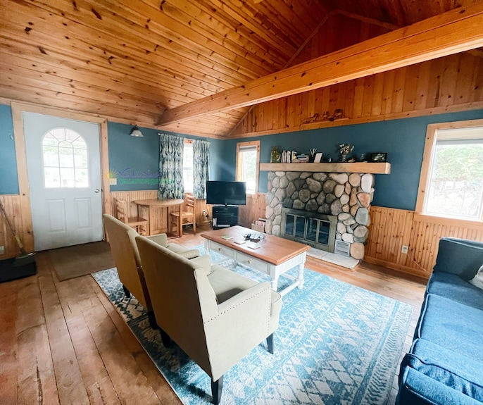 Cottage In Glen Arbor With Crystal River Frontage, Canoe, Fp, A/c, Dogs Ok - Empire Beach, MI