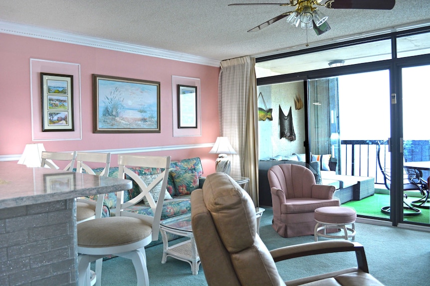 Comfortable 2 Bedroom Oceanfront Condo Popping With Color That Has Free Wifi, And A Balcony With An Amazing Ocean View Located Uptown Just Steps To The Beach! - Ocean City Beach, MD