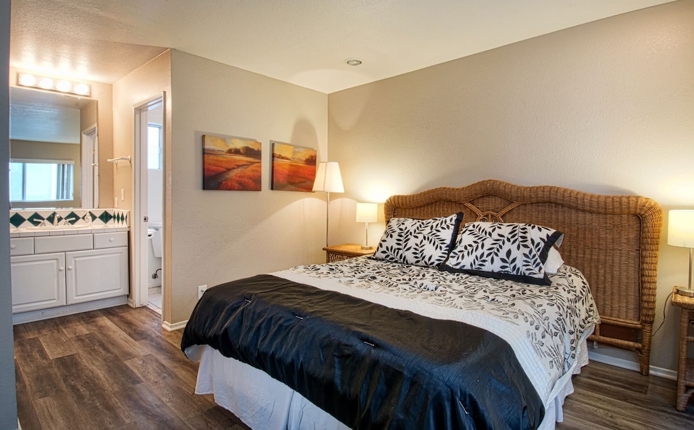 Cute And Whimsy Lower Unit Just A Few Skips Away From The Boardwalk And Shops! - 뉴포트비치