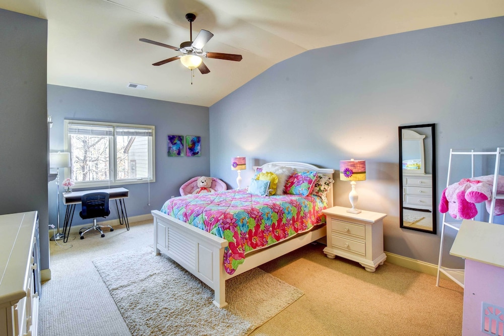 West Union Townhome W/ Patio & Lake View - Clemson, SC