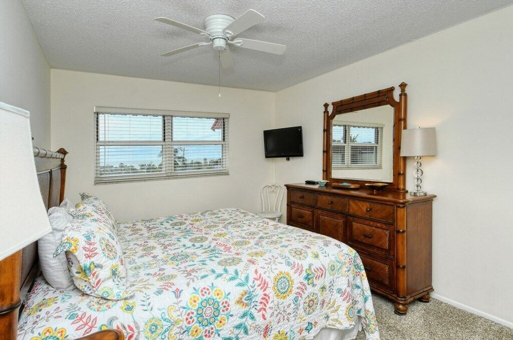Great Location! 1b/1b Unit Top Floor With Views Of Pool And Siesta Beach - Siesta Key, FL
