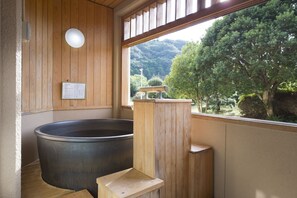 Quarto duplo, para não fumantes (with Private Open-air Bath) | Banheiro | Chuveiro, produtos de toalete grátis, secador de cabelo, bidê