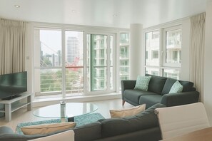 Apartamento Deluxe, 1 quarto | Sala de estar | TV de ecrã plano