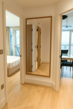Apartamento luxo, 1 quarto | Área de estar | TV de tela plana
